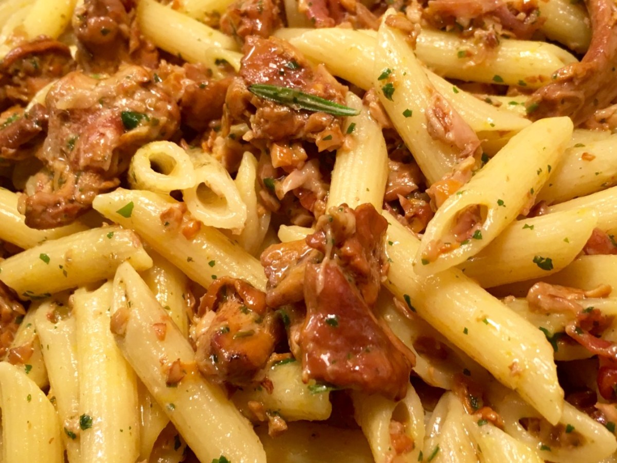Pennette al ragù di finferli e speck – In Cucina
